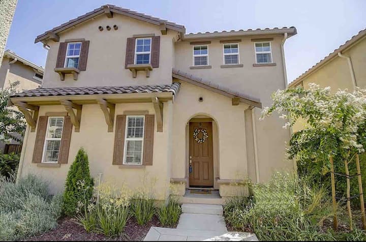 Gilroy 3br Home W/cal King Bed - Gilroy, CA