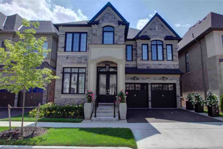 Luxurious 4 Bedroom Home. - Milton