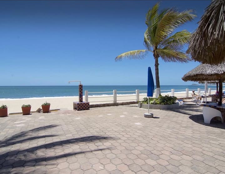 The Poolside Beachfront Condo At La Marina Tenis - Mazatlán