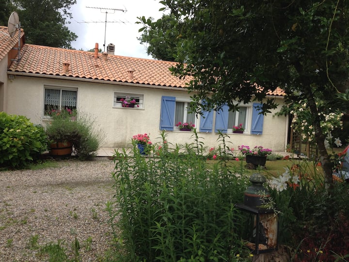 2 Chambres Dans Maison Village Avec Piscine - Bazas