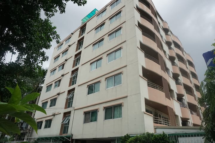 Cbd Bkk, 15pax, 1min Walk To Bts, Family Room - Bangkok