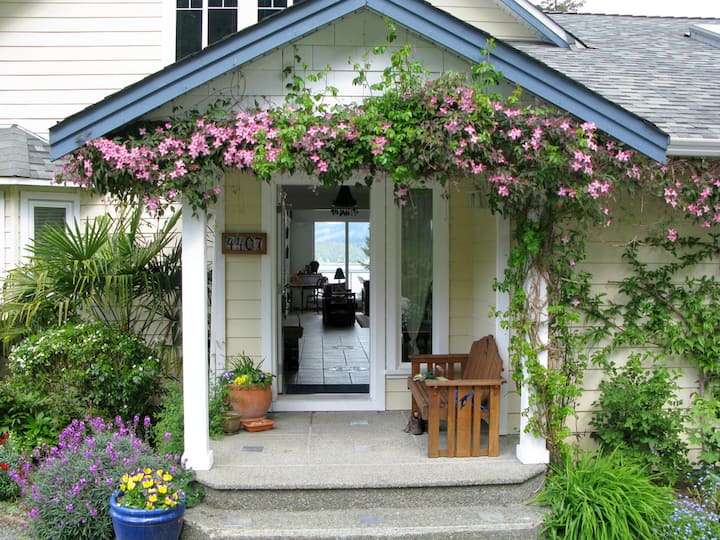 Oceanfront-1 Acre, 3500 Sq. Ft. Home And Gardens - Cowichan Bay