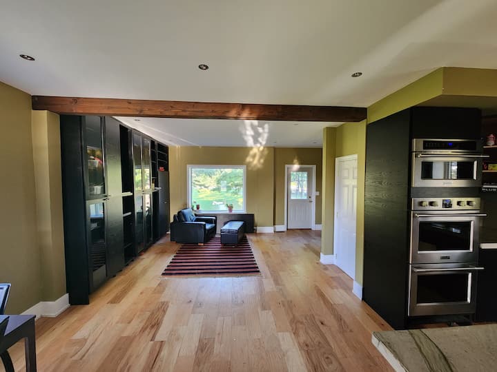 Farmhouse Retreat | Blue Mtn & Wasaga | Sleeps 10 - Creemore