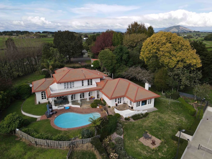 Cloverlea B & B Farmstay - Queen Room With Views - Te Awamutu