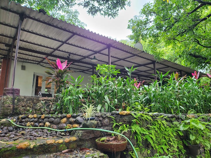 The Homesteʌd | 2br | Riverfront Porch | King Bed - Matheran