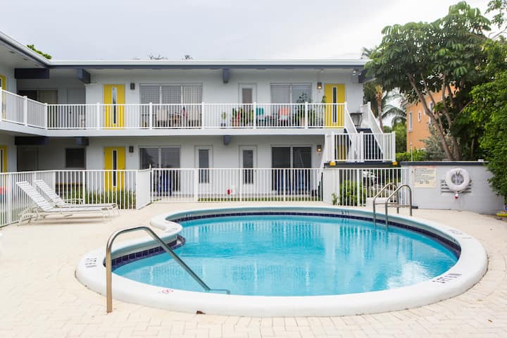 Poolside 2br Coral Ridge Gem, Near Beach & Resto - Bahamas