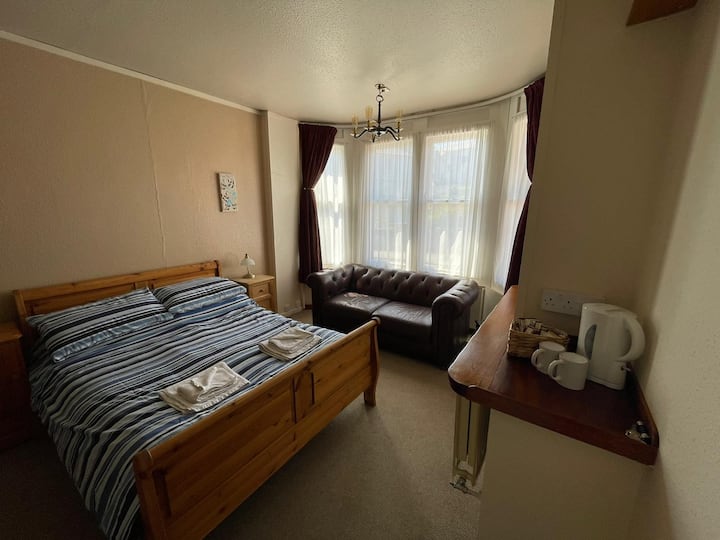 King Size En-suite, Next To A Relaxed Pub - Beaumaris