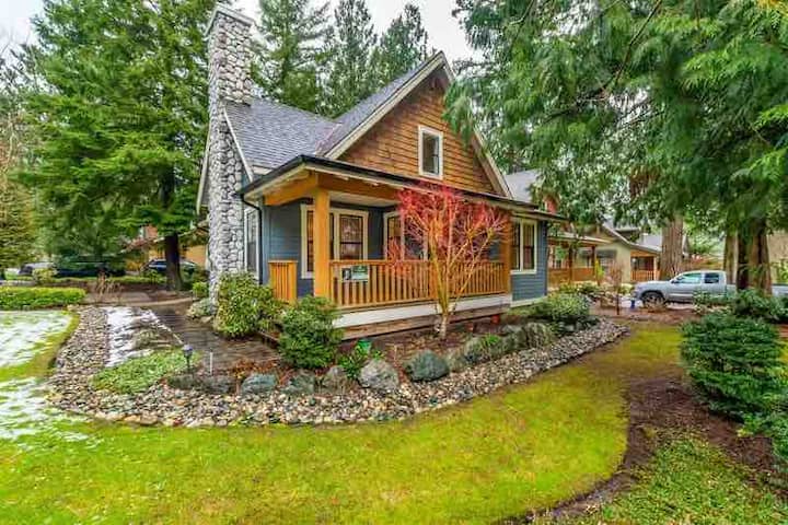 Dancing Bear Inn  2 Bdrm + Loft - Cultus Lake