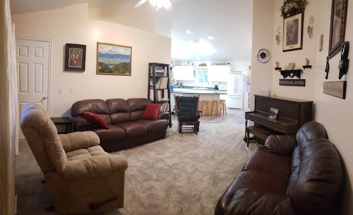 Large Home, Friendly Pocatello Neighborhood - Pocatello, ID