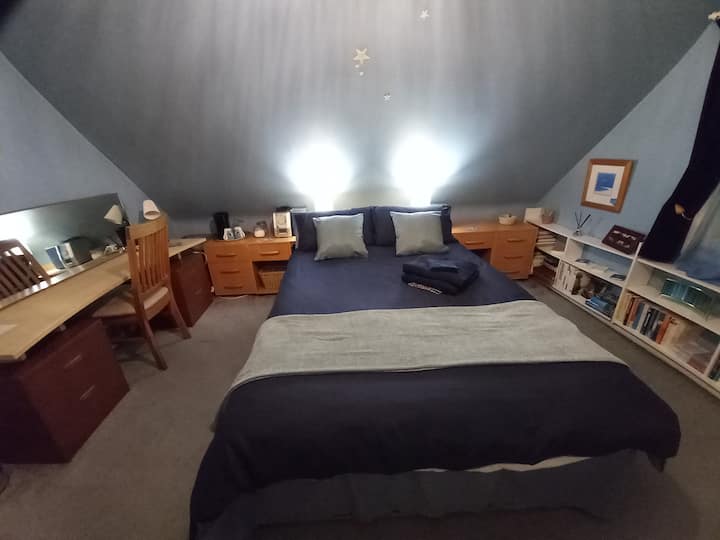 2nd Flr Room In Quiet House, - Coventry