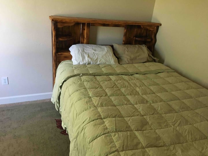 Private Room With Queen Bed And Desk - Boise