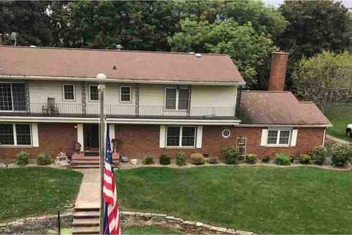 Extra Large. 4 Bdrm. Hot Tub. Fire Pit. A/c - Oshkosh, WI