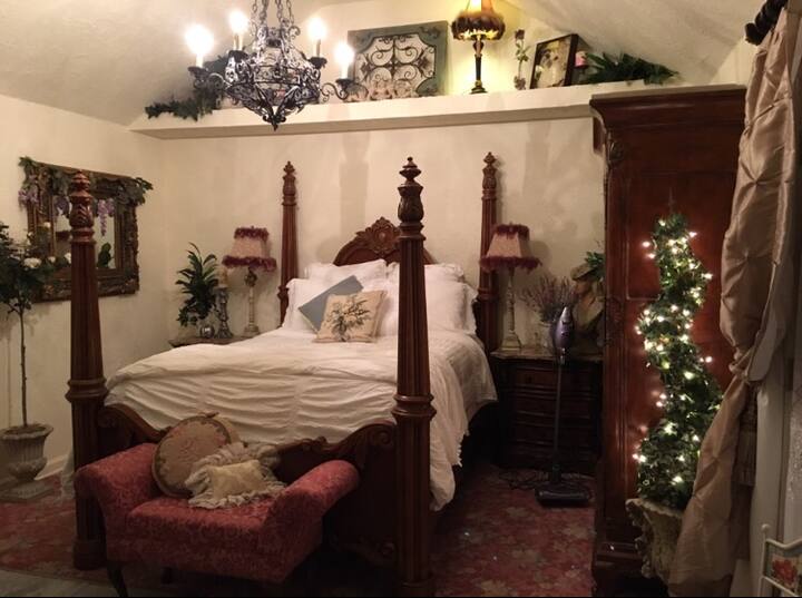 Giulietta's Suite (Rm 1 - Romeo & Giulietta's Inn) - Lake George, NY