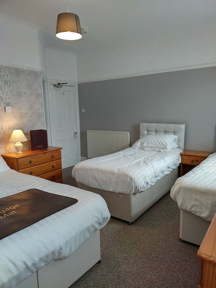 Welcoming, Comfortable Room At Adeline Guest House - Llangennith
