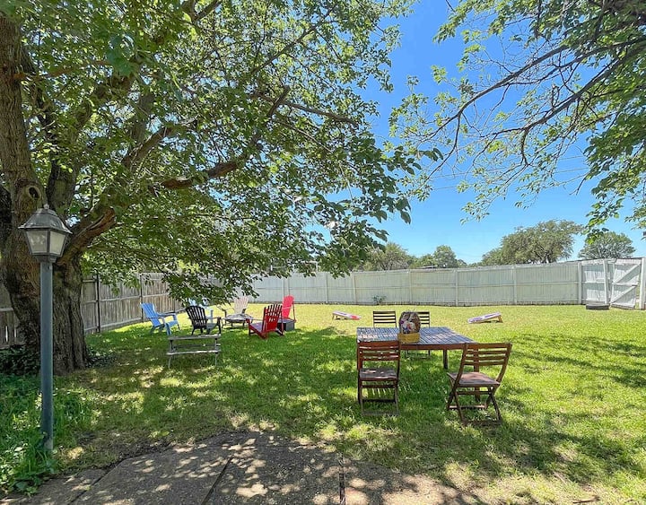 Pet & Family Friendly. Big Yard. King Bed - Carrollton, TX