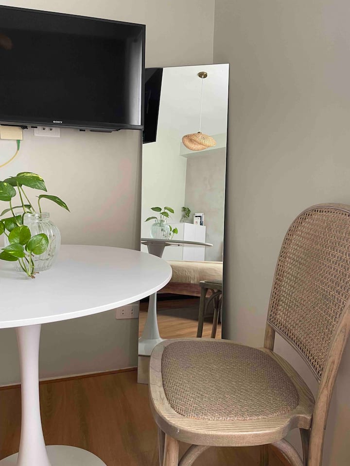 Coastal Vibe Studio (Free Brewed Coffee & Netflix) - Cebu