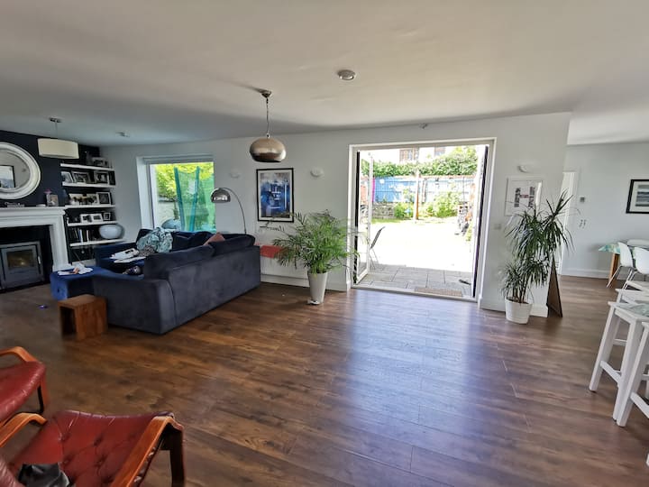 Spacious Seaside Home, Amazing Location. - Galway