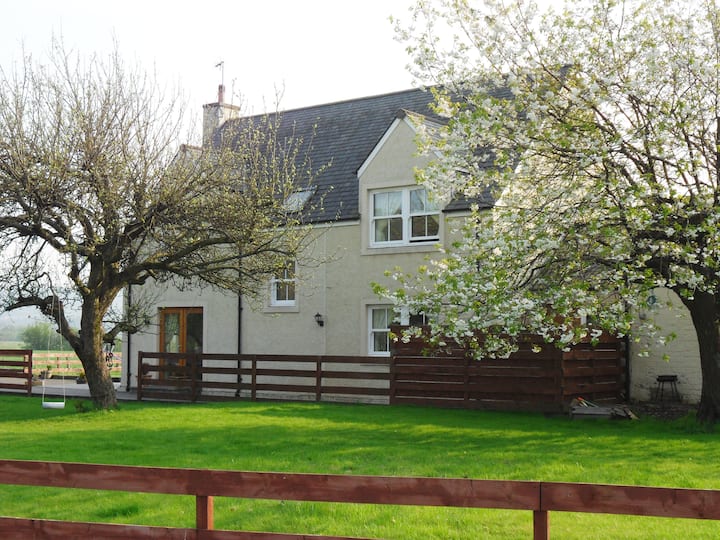 Beautiful Spacious Farmhouse. - Callander
