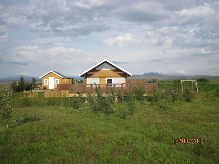 Stina's Cottage + Hot Tub! Sleeps 2-6 - Islande