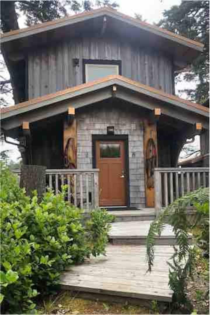 8. Grey Lodge On Ucluth Beach - Ucluelet