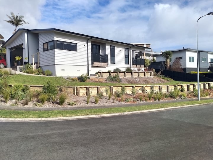 2022 Built 3 Bedroom Lorenzen Bay Bungalow - Raglan