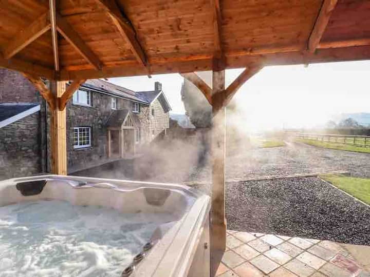 4 Bedroom Cottage That Sleeps Up To 11 People - Llanidloes