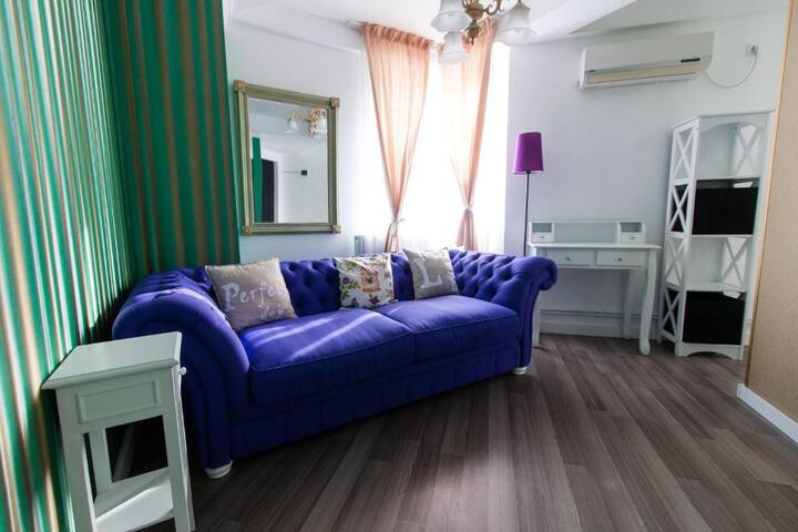 Suită Queen Cu 1 Dormitor şI O Canapea Extensibilă - Galați