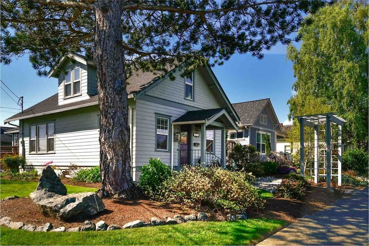 Anacortes Guesthouse Cottage - 2 King, 2 Twin Beds - 아나코티스