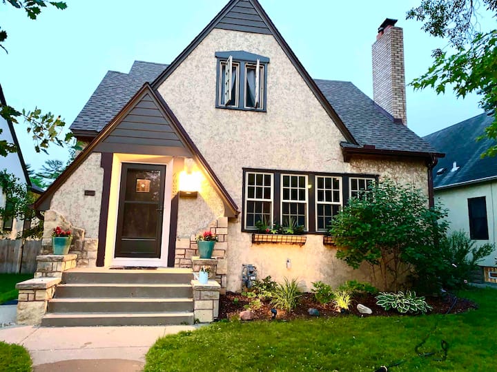 *>A Rustic Villa On Vincent Avenue W/ Hot Tub*< - Minneapolis, MN