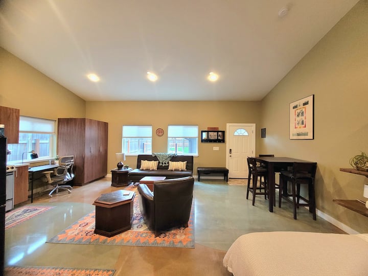 Serene Modern Studio; Centrally Located In Eugene - Eugene, OR