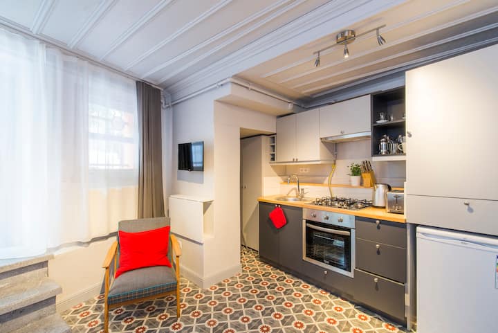 Fully Equipped Kitchen, Air Con, Private Entrance - Fatih
