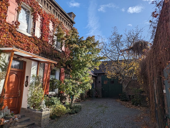 Idyllischer Hof Am Rhein - Köln