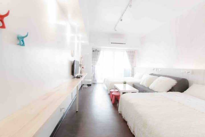 Taipei Mrt Walk 5 Seconds 6 Person With Balcony - Taipei