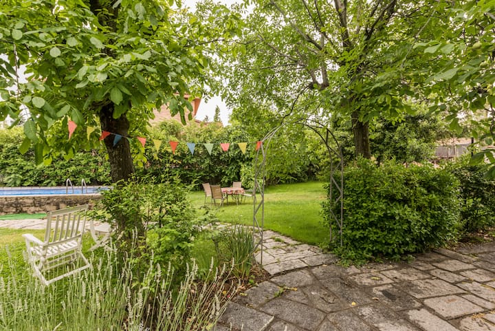 Cosy Holiday House With Large Garden - Navacerrada