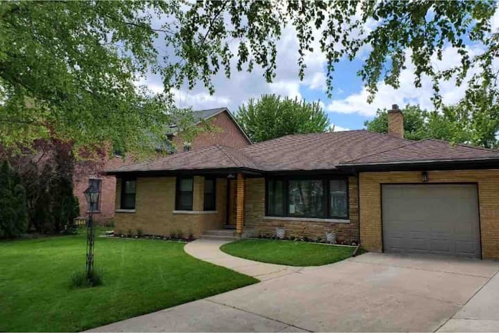 Comfy Modern Space - Evanston, IL