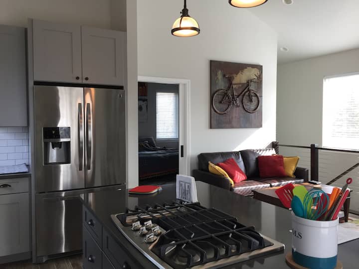 Downtown Executive Unit W/ Heated Garage - Anchorage, AK