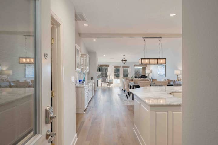 Million Dollar View.    Completely Remodeled Condo - Lake Hamilton, AR