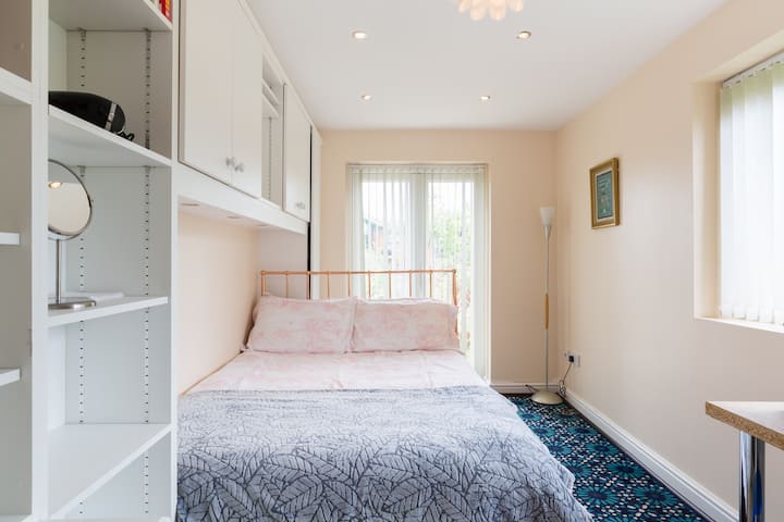Scholar's Retreat : Near Nec / Birmingham Airport - Birmingham Airport (BHX)