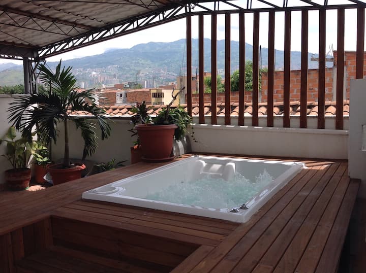 Rooftop Jacuzzi Medellin Apartment - Medellín
