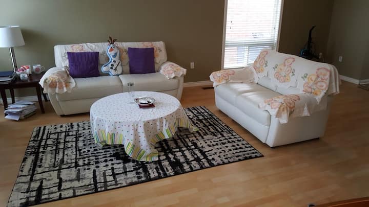 Large Master Suite Attached Bath And Walkin Closet - Brampton