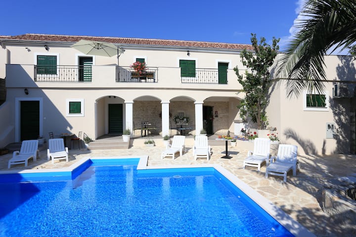 *Didovi Dvori 2 Bedroom App - Bibinje