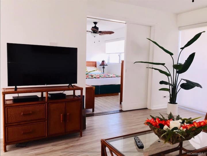 Waikiki Renovated 2 Bedroom High Floor Free Parkng - Honolulu