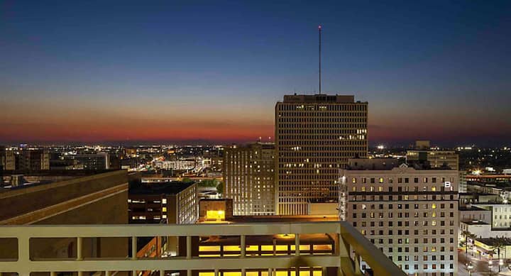 Nola 2br Lovely Theatre District W/rooftop Pool - New Orleans, LA