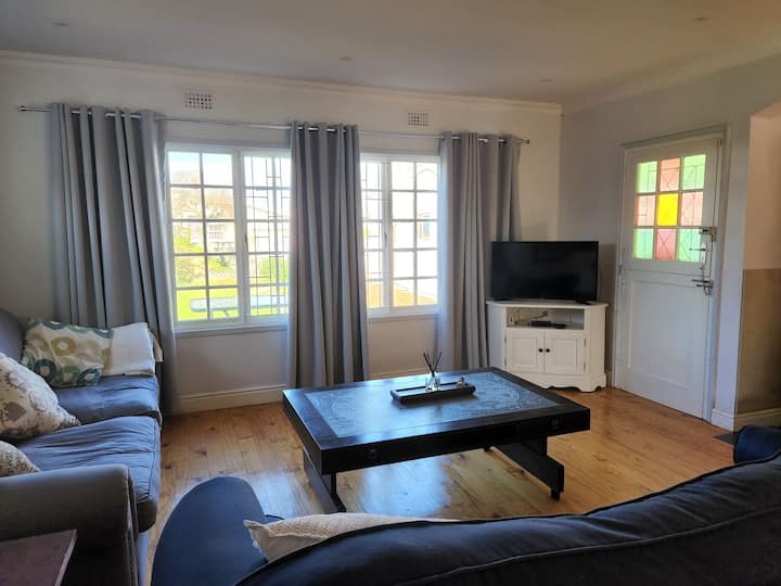 Cozy 3-bedroom Home Just A Short Walk From The Sea - Kleinmond