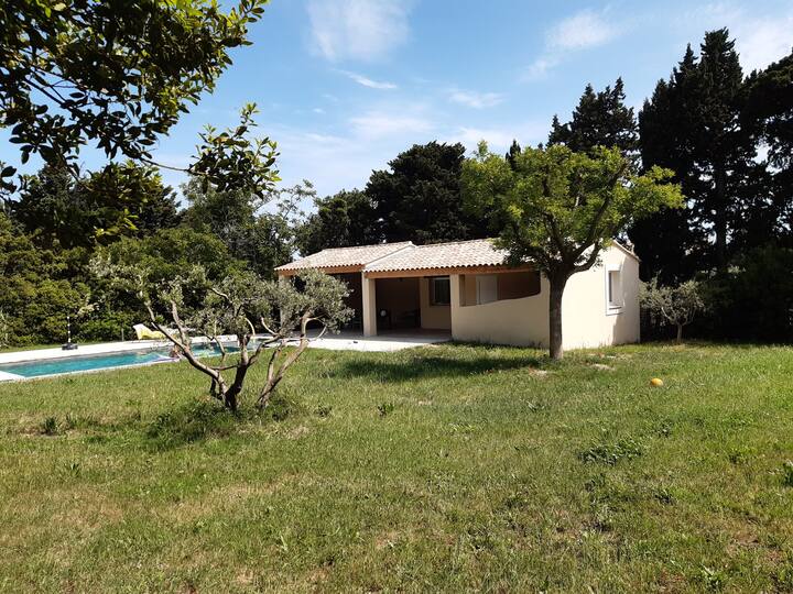 Maisonnette Avec Jardin Et Piscine Privée - Sénas