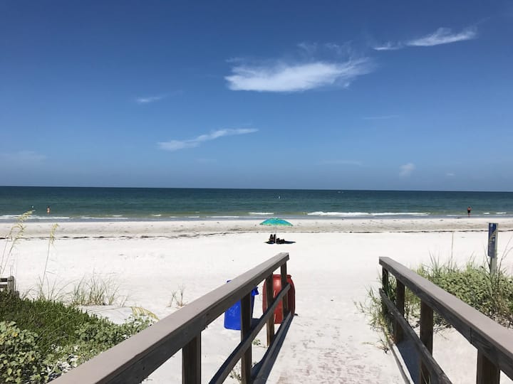 Crow's Nest Studio Gulf Side 40 Steps To The Beach - Madeira Beach, FL