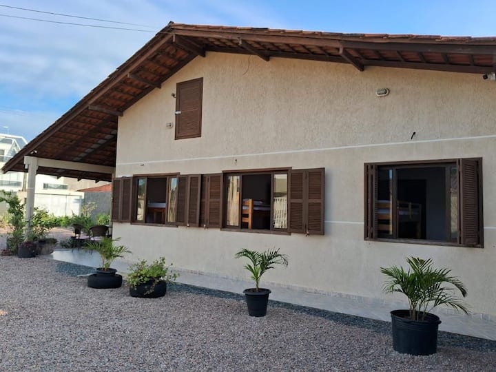 Casa Pertinho Do Mar, Com Ar-cond, Wi-fi - Itapoá