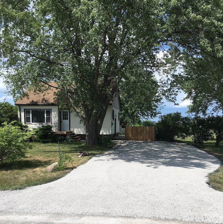 A Farmhouse Get Away In The Heart Of Notl Region. - Niagara-on-the-Lake