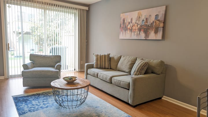 Clean And Cozy Townhouse! - Raleigh, NC