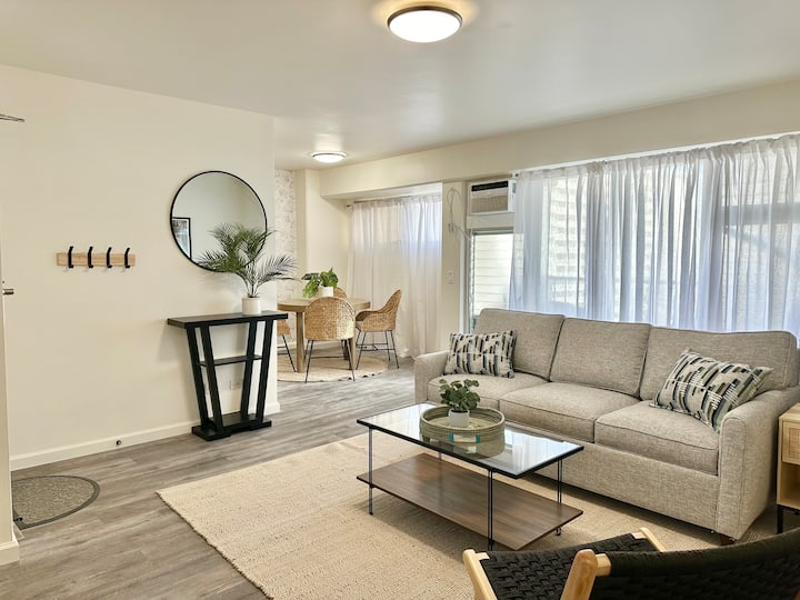 Renovated Exquisite 2bdrm W/parking In Waikiki - Honolulu, HI